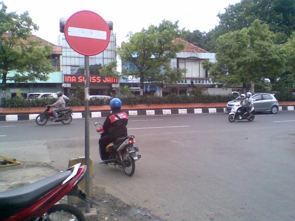 10 Rambu Lalu Lintas yang Sering Diabaikan - Carmudi Indonesia