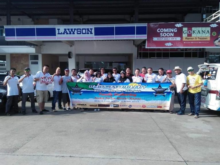 Komunitas Mobil White Car Community Putihkan Kawasan Ancol