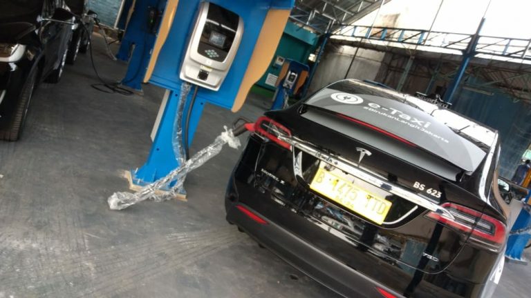 Taksi Blue Bird Kini Pakai Tesla Model X, Enggak Kalah Dengan Jepang