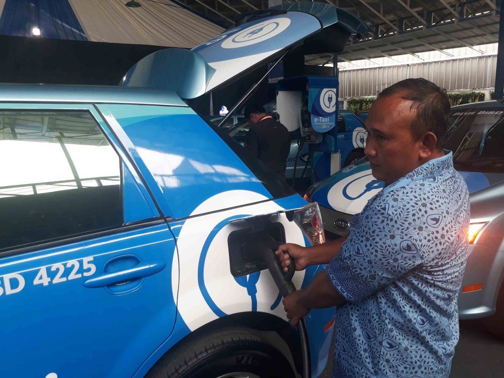 Bluebird Pakai Tesla Model X Sebagai Taksi - Carmudi Indonesia