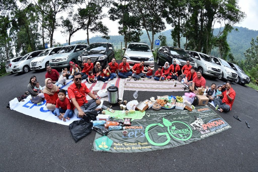 Innova Community Tanam Bibit Pohon di Dua Negara - Carmudi Indonesia