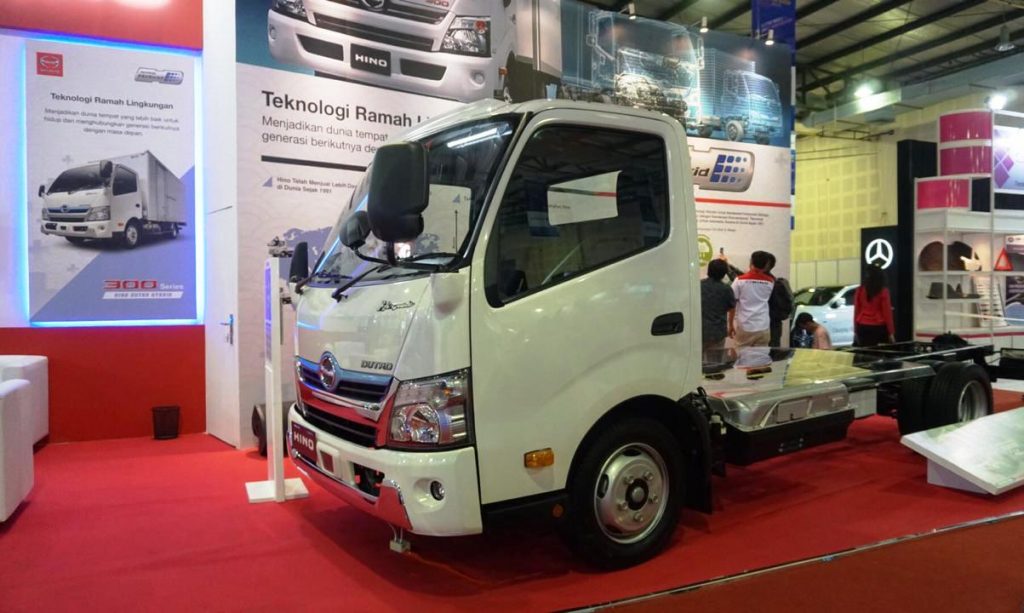 Truk Hino Hybrid Unjuk Diri Sambut Era Elektrifikasi Kendaraan