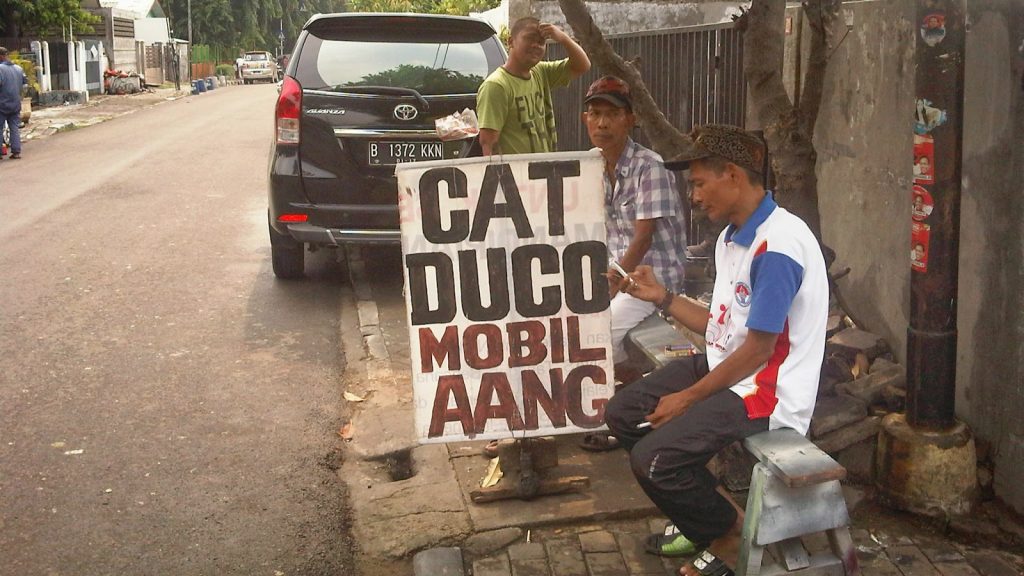 Cat Bodi Mobil Pinggir Jalan dengan Bengkel Resmi