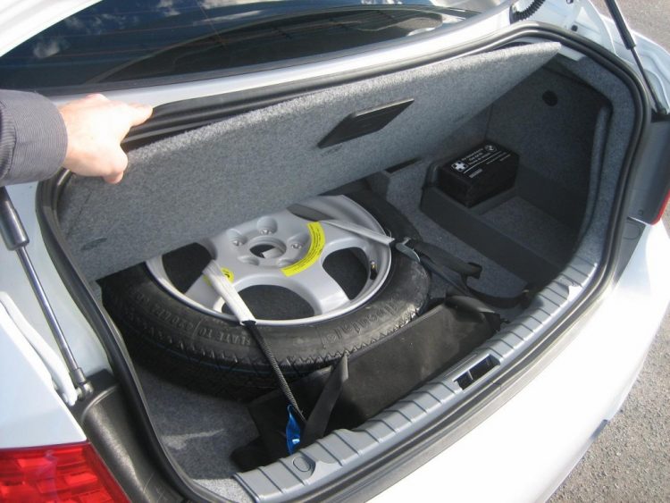 Jangan Tunggu Darurat, Ketahui Letak Dongkrak Mobil Kamu Sekarang!