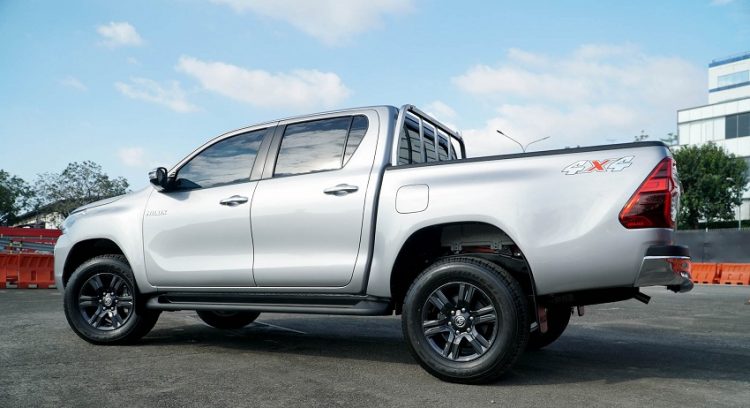 Cek Perbandingan Harga Toyota Hilux Double Cabin, Single Cabin dan ...