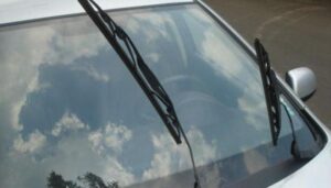 7 Merek Air Wiper Mobil Terbaik, Ketahui Juga Tips Merawatnya