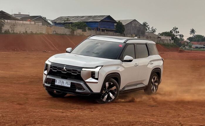 Perbandingan Harga Mitsubishi Destinator dan Toyota Kijang Innova Zenix ...